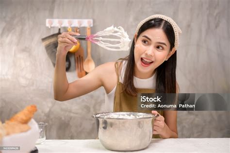 젊은 아름다운 여자는 그녀의 부엌 빵집 및 커피 숍 사업에서 베이킹하고 있습니다 30 34세에 대한 스톡 사진 및 기타 이미지 30 34세 건강한 식생활 고급 요리