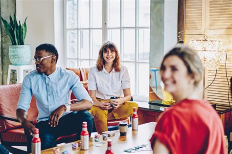 가장 친한 친구와 긍정적 인 모임 동안 카메라에 미소 쾌활한 백인 여성의 초상화 행복한 밀레니엄 힙스터는 로프트 홈 아파트에서 맥주와 포커 파티 동안 웃음 20 24세에