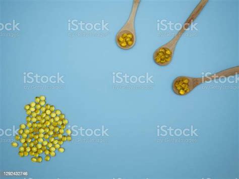 파란색 배경에 흩어져있는 비타민과 나무 숟가락의 캡슐더미 복사 공간 상단 보기 플랫 레이와 파란색 배경에 비타민 D E 생선 기름 0명에 대한 스톡 사진 및 기타 이미지