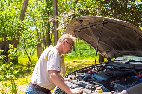 성인 남자가 자동차의 후드를 열고 고장을 찾고있다 운송 수리 및 유지 보수 차량 고장에 대한 스톡 사진 및 기타 이미지 차량 고장 교통수단 노인 Istock