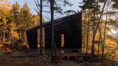 I Kanda Places Angular Cabin Atop Granite Rock In New England