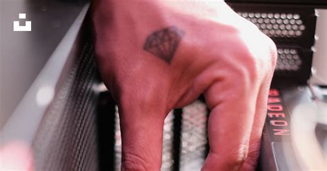 손에 작은 장치를 들고 있는 사람 사진 Unsplash의 무료 사람의 이미지