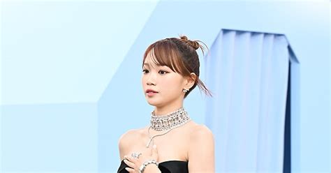 [포토] 르세라핌 김채원 노출 의상에 조심 조심