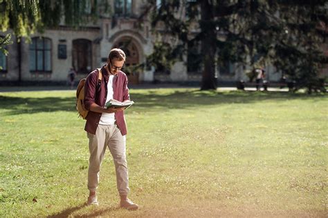 Reading While Walking How To Tips Safety And More Bona Fide