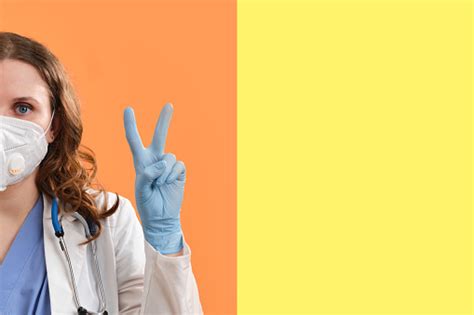 빨간 배경에 의료 마스크를 쓴 여성 의사가 승리의 제스처를 보여줍니다 승인 손 기호와 메딕 코로나 바이러스 전염병을 물리 치기의 개념 35 39세에 대한 스톡 사진 및 기타