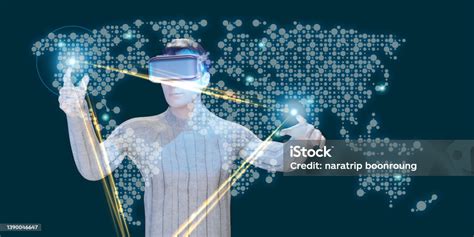 Vr 안경을 착용 남자 홀로그램 세계지도 가상 터치와 가상 세계 네비게이션 기술 3d 일러스트 레이 션 Premiere에 대한 스톡 사진 및 기타 이미지 Istock