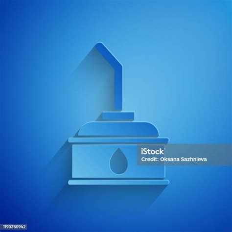 파란색 배경에 격리 된 모터 기계 오일 아이콘용 용지 절단 캐니스터 오일 갤런 오일 변경 서비스 및 수리 종이 아트 스타일입니다 벡터 일러스트레이션 가솔린에 대한 스톡 벡터