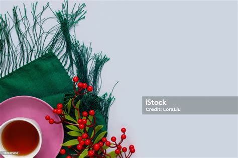 녹색 모직 스카프와 블루 페이퍼 배경의 단풍이 있는 뜨거운 차 한 잔 휴일에 대한 개념 엽서 가을에 대한 스톡 사진 및 기타 이미지 Istock