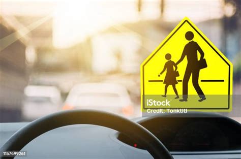 학교 영역 경고 표지판 및 내부 자동차보기 다채로운 보케 빛 추상적 인 배경흐림 교통 도로에 스티어링 휠 교통 및 여행 개념의 공간을 복사합니다 빈티지 톤 컬러 안전에 대한