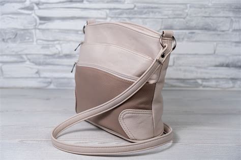 긴 벨트가 달린 여성용 베이지 백 인조 가죽으로 만든 크로스 바디 회색과 검은색 배경입니다 숄더 백에 대한 스톡 사진 및 기타 이미지 Istock