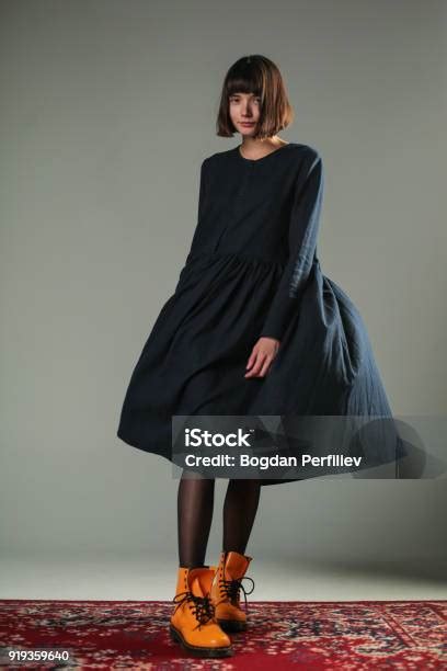 스튜디오에서 격리 하는 모션에 우아한 캐주얼 젊은 여자의 초상화 단발 머리에 대한 스톡 사진 및 기타 이미지 단발 머리 갈색 머리 드레스 Istock