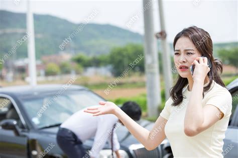 도로 자동차 사고 교통사고 자동차보험 파괴 컨셉 걱정 어두운표정 충돌사고 시비 불만 통화중 설명 이미지 Jv11147345 게티이미지뱅크