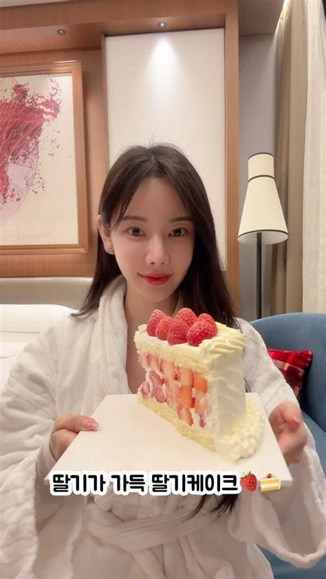 제가 이 케이크 너무 맛있어서 하루동안 한판 다 먹었어요🍓 이런거 먹을때 애사비 필수예여 진짜 애사비 안먹으면 이거 다 살로가고 혈당스파이크 파팟 다이어트 안되는 사람은