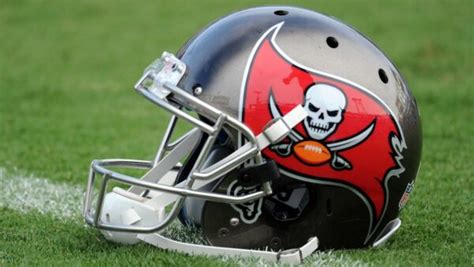 Former Buccaneers First Round Pick Retires From The Nfl At 27