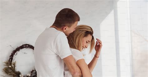 침대에 서서 포옹 집에서 함께 주말과 휴일을 보내는 젊은 사랑스러운 커플 사진 Unsplash의 우크라이나 이미지