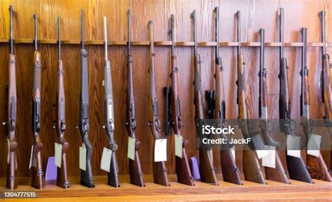Interior De Tienda De Armas Con Rifles En Exhibición Foto De Stock Y
