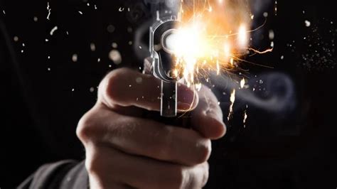 Този див Северозапад Мъж стресна купонджии с пищов иззеха цял боен арсенал от дома му