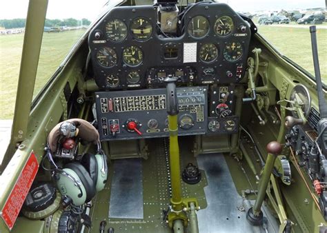 Cockpit De Un Avión Con Muchos Instrumentos Avions Ww2