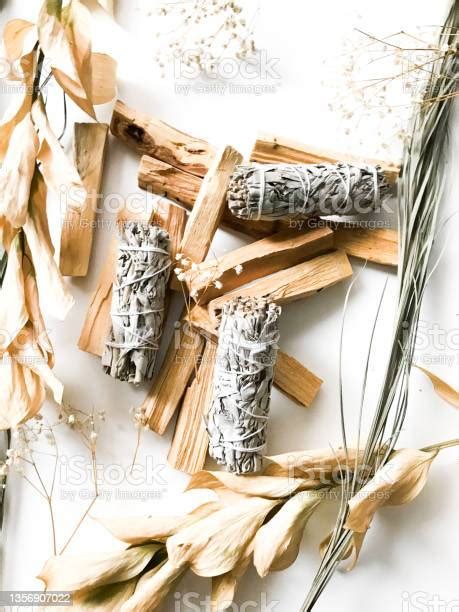 향 팔로 산토 흰 세이지 말린 꽃과 크리스탈 숟가락 위에 숟가락 텍스트 장소의 추상적 배경 아로마테라피와 그 물건의 퍼지 샷 건강한 생활방식에 대한 스톡 사진 및 기타