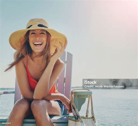 초상화 해변과 모자를 쓴 여자 휴가 휴양지 여행 휴식을 위한 여행과 미소 의자에 얼굴 사람과 소녀 열대 섬과 함께 여행 물과 여름과 함께 휴일과 모험 30 34세에 대한