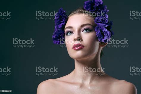 머리 보고 멀리 회색에 절연 Eustoma 꽃으로 아름 다운 젊은 여자의 클로 우즈 업 초상화 계절에 대한 스톡 사진 및 기타 이미지 Istock