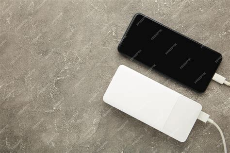 Powerbank Blanco Carga Smartphone Sobre Fondo Gris Foto Premium