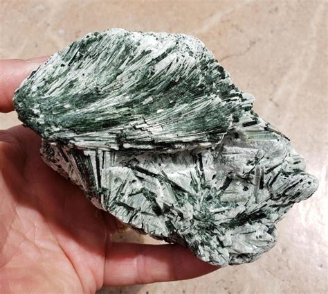 Actinolite Mineral Guide Properties Nephrite Jade And Geologic Origins