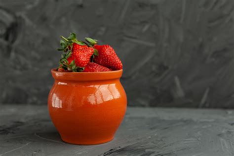 잘 익은 빨간 딸기 육즙이 잘 익은 붉은 딸기로 채워진 그릇 회색 콘크리트 테이블에 딸기 신선한 딸기 사진 Ðoncept 건강 식품 0명에 대한 스톡 사진 및 기타 이미지