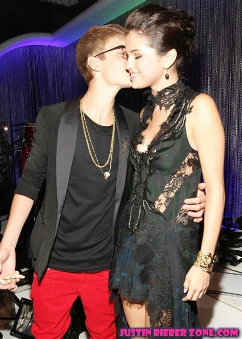 Justin Bieber Kiss With Selena Gomez All About Photo
