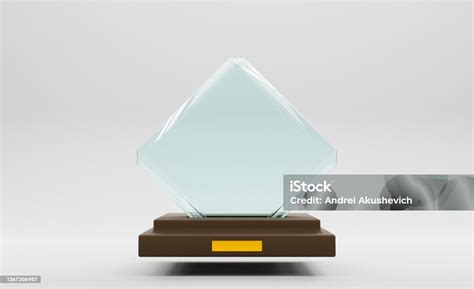 3d 렌더링 유리 상 트로피 또는 나무 받침대에 수상자 상 전면 보기 투명 크리스탈 플레이트 또는 아크릴 다이아몬드 프레임 빈 골든 라벨 흰색 배경에 고립 된 마름모컵