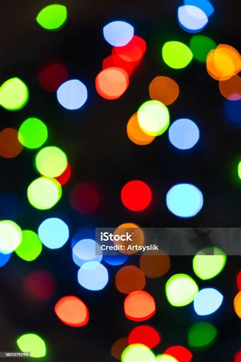 배경에 화려한 축제 보케 조명 추상적인 여러 가지 빛깔의 빛입니다 크리스마스 또는 새해 휴일 개념입니다 인사말 카드에 대한 모형