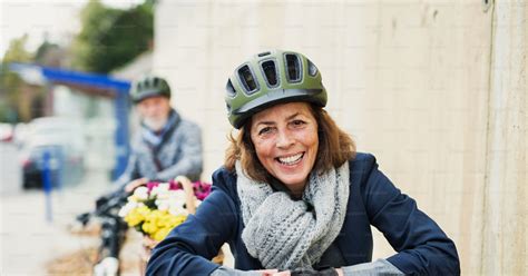 헬멧과 전기 자전거를 탄 활동적인 노부부가 마을의 통로에 야외에 서 있습니다 사진 Unsplash의 야외 활동 이미지