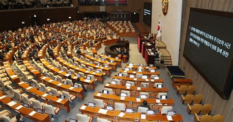 尹 대통령 탄핵안 표결 시작與 안철수·김예지 투표