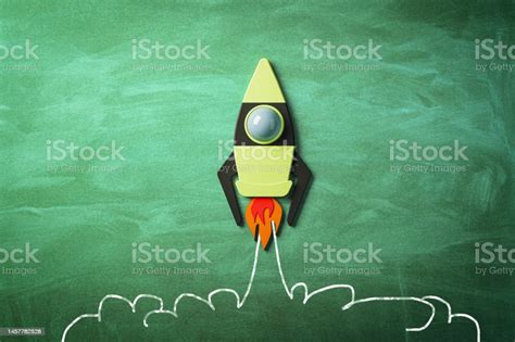 녹색 칠판 배경에 밝은 그래픽 로켓을 벗는 스타트업 및 비즈니스 개념 3d 렌더링 0명에 대한 스톡 사진 및 기타 이미지 0