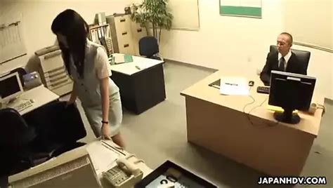 ウェディングドレス姿の麻倉奈美が手袋で擦る Xhamster