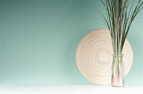 농가 스타일의 현대적인 인테리어 대나무 접시 녹색 민트 Menthe 벽에 유리 병에 지팡이의 덩어리 벽과 흰색 나무 테이블 복사 공간 0명에 대한 스톡 사진 및 기타 이미지