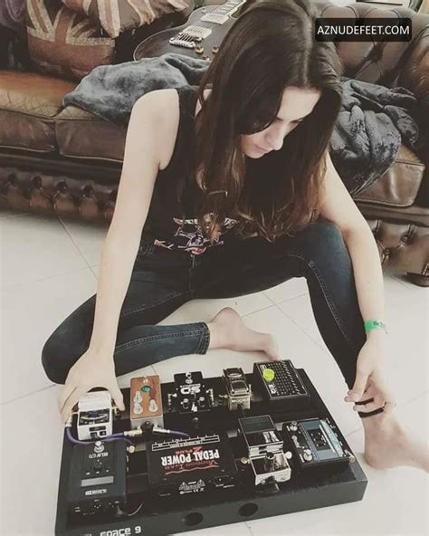Laura Cox Feet Aznudefeet