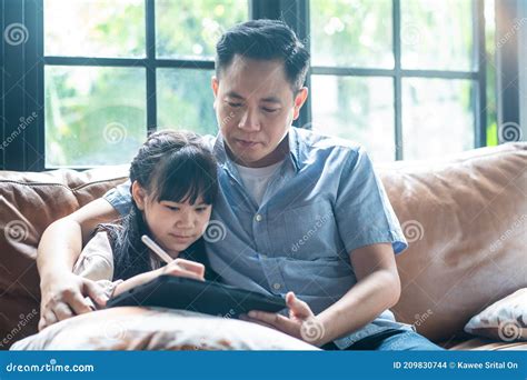 Azjatycka Dziewczyna I Ojciec Z Rodziny Dziecko I Ojciec U Ywaj Tabletu Graj Cego W Internecie