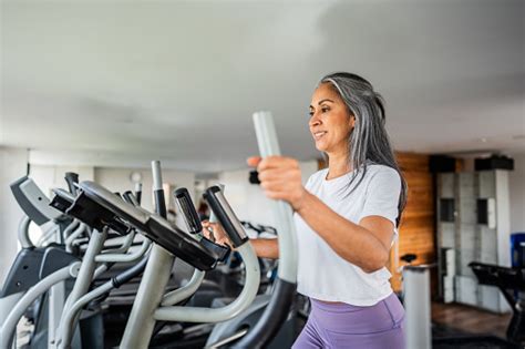 체육관에서 타원형 크로스 트레이너 기계에서 운동하는 성숙한 여자 50 54세에 대한 스톡 사진 및 기타 이미지 50 54세 X세대 건강한 생활방식 Istock
