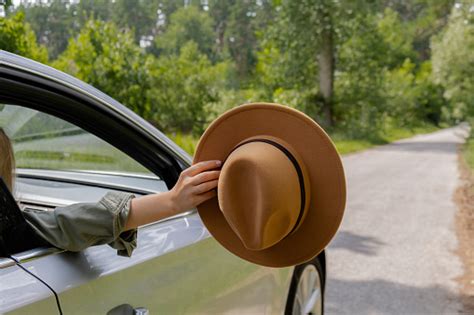 창문 밖에서 손에 모자를 들고 차를 타고 있는 여자 현지 여행 컨셉 자유와 자연과의 교감 주말에 즐기는 지속 가능한 라이프스타일 로드트립 개념에 대한 스톡 사진 및 기타