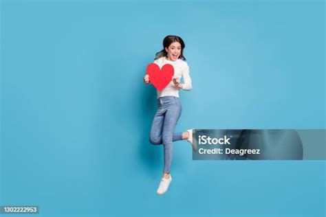 예쁜 물결 모양의 레이디 착용 화이트 스웨터 점프의 전체 길이 사진 빨간 종이 심장 고립 된 파란색 배경 갈색 머리에 대한 스톡 사진 및 기타 이미지 Istock