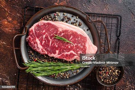로즈마리와 후추를 곁들인 뉴욕 생 또는 스트리플로인 소고기 고기 스테이크 어두운 배경 위쪽 보기 Entrecôte에 대한 스톡 사진 및 기타 이미지 Istock