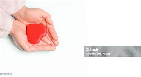 흰색 배경에 의사의 손에 빨간 마음 의료 및 병원 의료 개념 장기 기증 개념 발렌타인 데이의 상징 심장의 날 오피 공간 개념에 대한 스톡 사진 및 기타 이미지 Istock