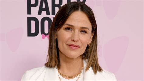 Jennifer Garner In Bathing Suit Says Happy Summer Yall — Celebwell