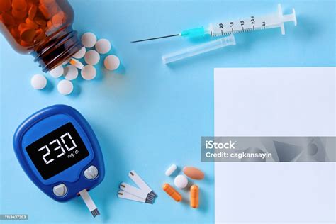 당뇨병 및 헬스케어 개념 포도 당 미터 마약 약 인슐린 주사기 및 파란색 배경에 복사 공간에 대 한 빈 흰색 종이의 하향식 보기를 닫습니다 개념에 대한 스톡 사진 및 기타