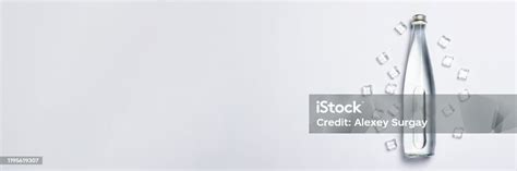 햇빛 아래 흰색 배경에 얼음 조각과 순수한 크리스탈 물 병 배너 갈증 열 여름 열대의 개념 플랫 레이 상단 보기 0명에 대한 스톡 사진 및 기타 이미지 Istock