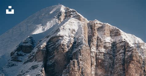 푸른 하늘 아래 눈과 구름으로 뒤덮인 산 사진 Unsplash의 무료 돌로미티 이미지
