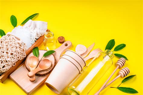 환경 친화적 인 일회용 식기 재활용 개념 노란색 배경에 빈 재사용 가능 일회용 환경 친화적 인 접시 세트 천연 재료로 만든 생태 식기 플라스틱이없는 삶 가방에 대한 스톡