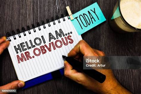 쓰기 텍스트 Hello 나 단어 비즈니스 개념 Mrobvious Pouplar 또는 유명한 사람 남자로 자신을 소개 하는 것에