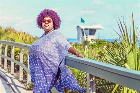 낙원에서 플러스 크기 아프리카계 미국인 여자 해변에서 아름 다운 늑의 날 해변에 대한 스톡 사진 및 기타 이미지 해변 20 24세 과체중 Istock